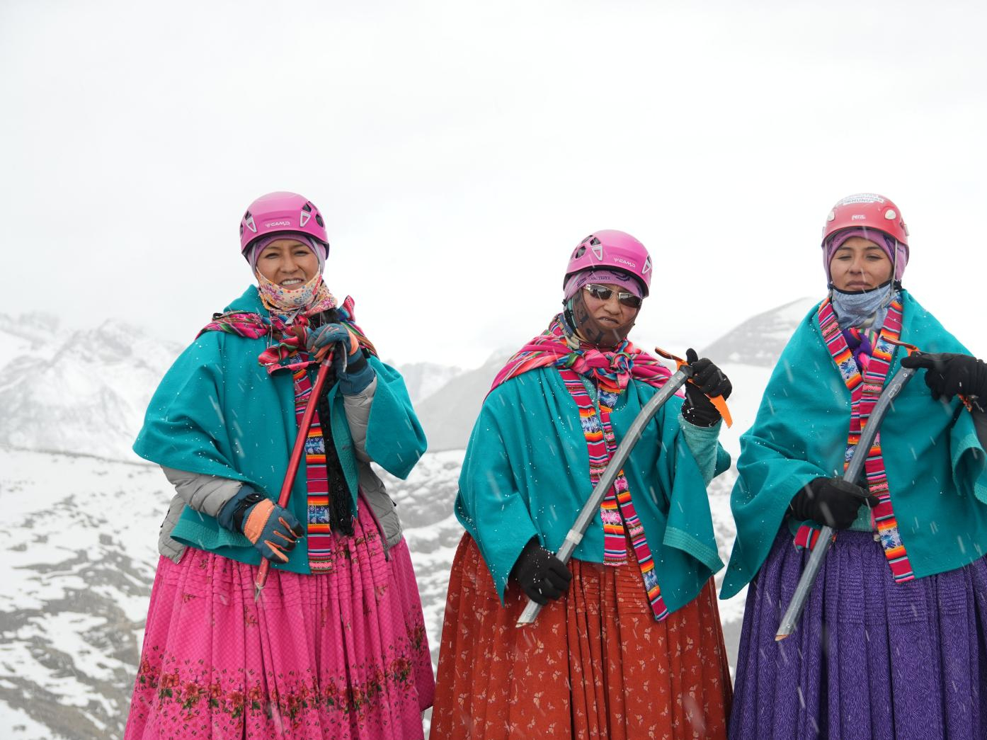 Las cholitas escaladoras: faldas, montañas y libertad en las alturas de ...
